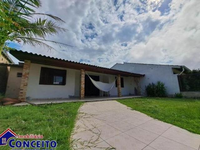 C561 Residência com 03 dormitórios localizado a apenas 200 m do mar