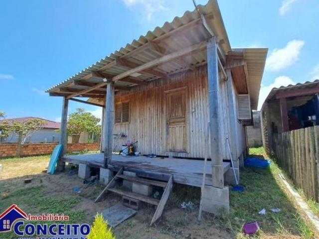 C628 Chalé localizado em região de moradores no Balneário Albatroz