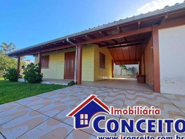 C633 Residência de madeira em excelente localização no balneário Albatroz