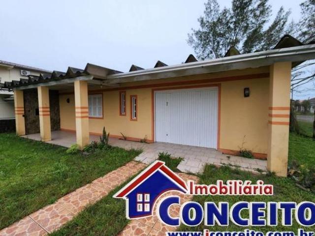 C677 Residência de esquina em região de moradores no balneário Nordeste