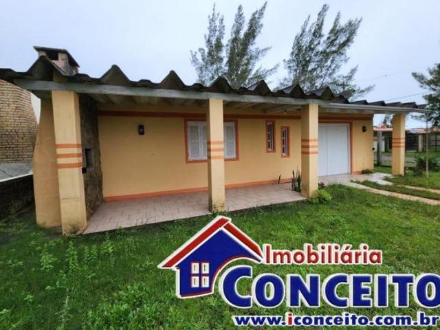 C677 Residência de esquina em região de moradores no balneário Nordeste