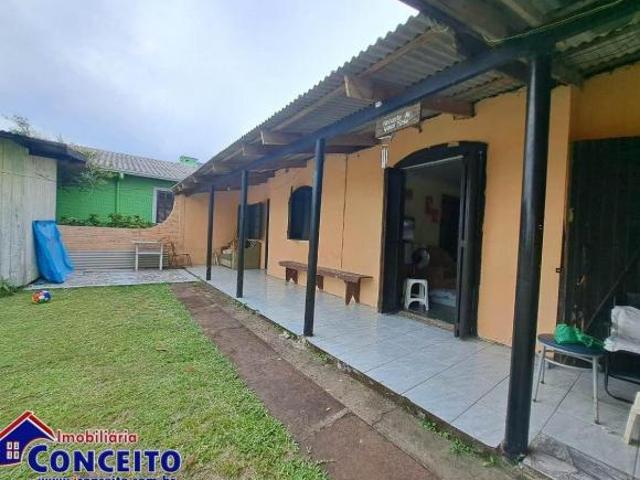 C689 Residência localizada em avenida principal no Balneário Mariluz