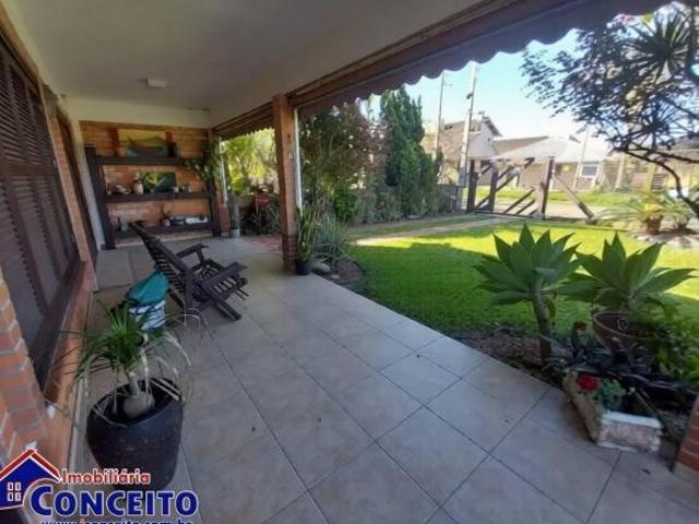 C752 Excelente residência com 04 dormitórios a apenas 200 m do mar