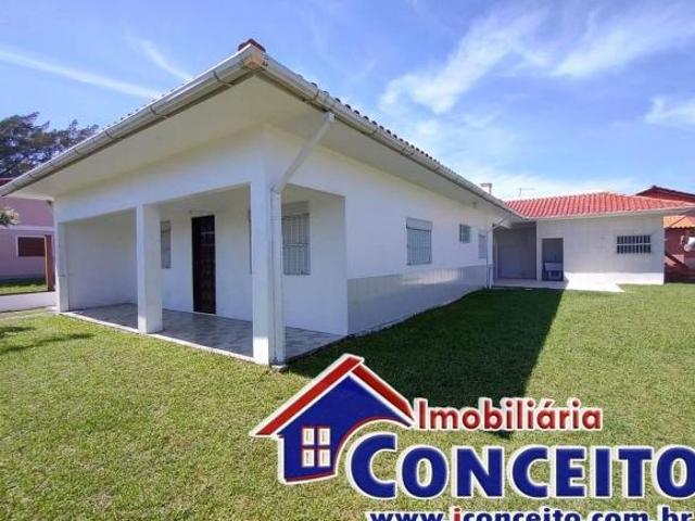 C825 Excelente residência a 350 metros do mar no balneário Mariluz