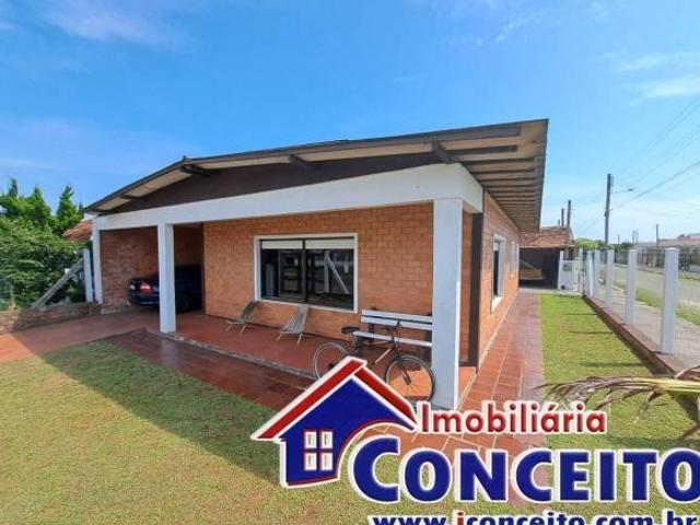 C832 Ótima residência de esquina localizada no balneário Mariluz