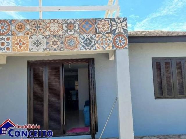 C83 Ótima residência com 04 dormitórios a beira mar
