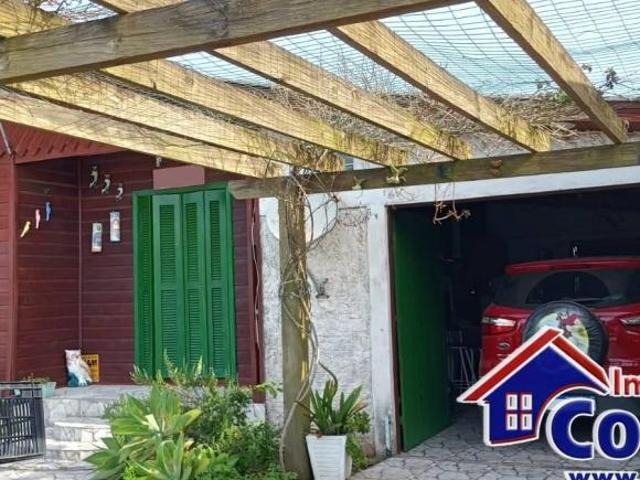 C854 Residência de madeira localizada em região de moradores em Mariluz