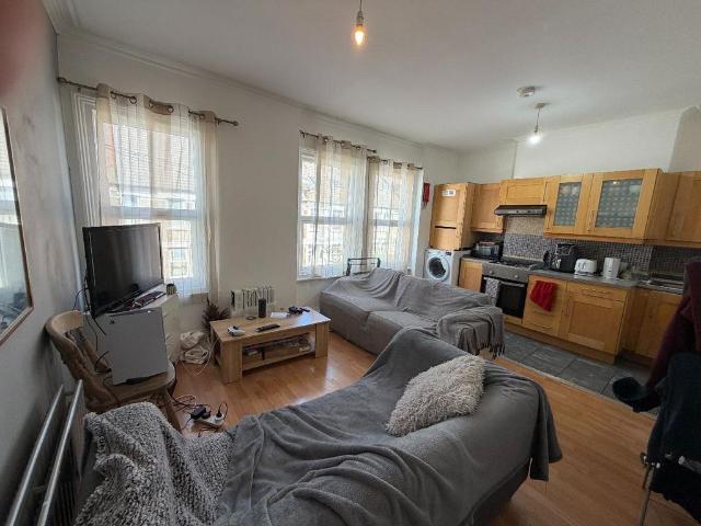 C Gilbey Road, London 3 bed flat to rent £2,650 pcm £612 pw