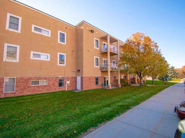CCRT 2 Bedroom Apartment for Rent at Charleston Court Apts & THs, Lincoln, NE 68505 Meadowlane