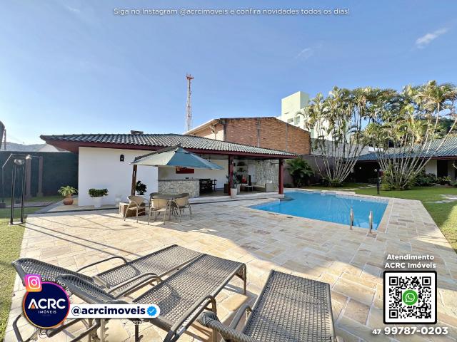 CA03714 Casa com piscina e amplo jardim no Bairro Garcia em Blumenau