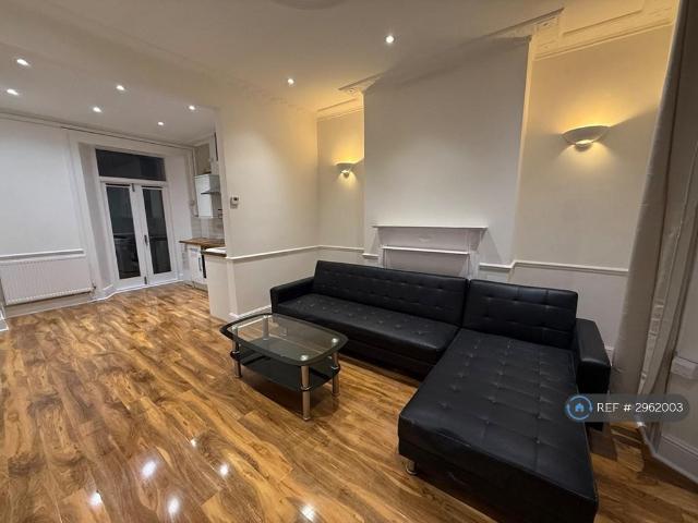 Camberwell New Rd, Oval. 2 bed flat to rent £2,395 pcm £553 pw
