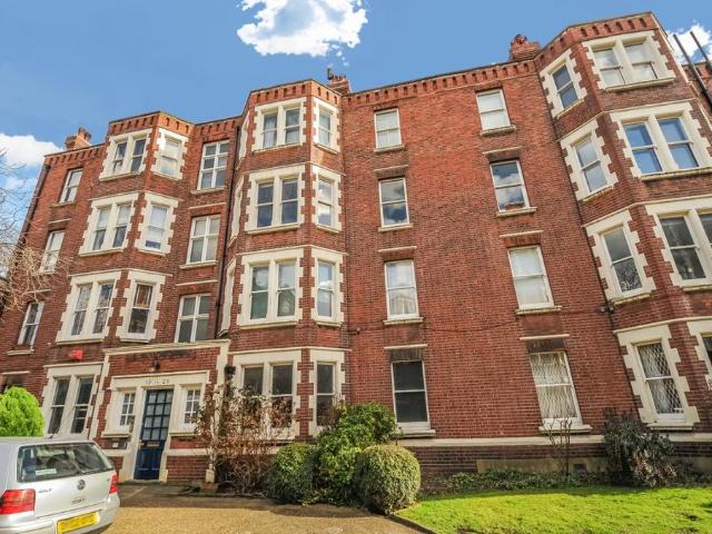 Camberwell New Road, London, SE5 3 bed flat to rent £3,200 pcm £738 pw