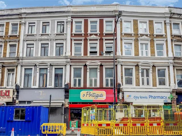Camberwell Church Street, Camberwell 2 bed apartment to rent £1,750 pcm £404 pw