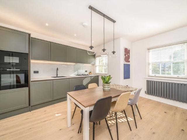 Camberwell Green, London SE5 4 bed flat to rent £4,400 pcm £1,015 pw