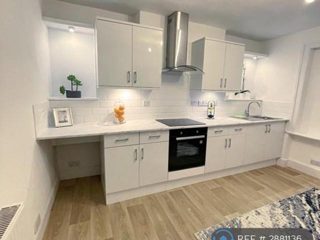 Camberwell, London, SE5 3 bed flat to rent £3,000 pcm £692 pw
