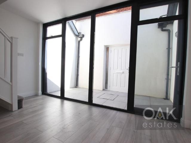 Camberwell Road, London SE5 2 bed apartment to rent £2,150 pcm £496 pw