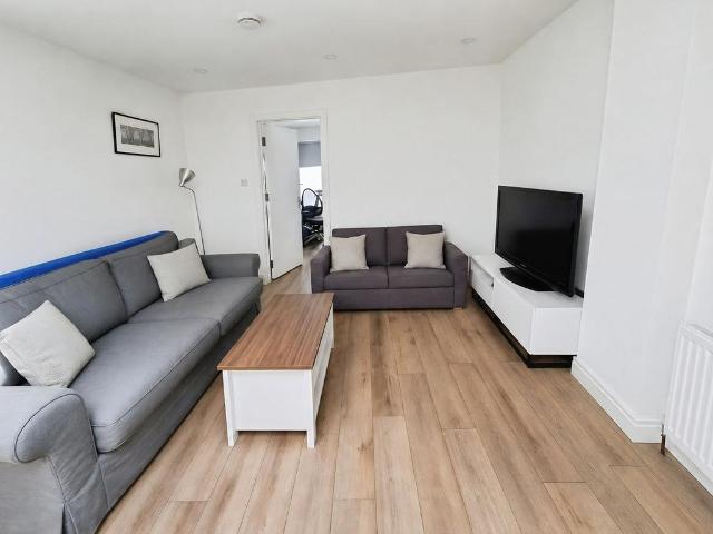 Camberwell Road, London, SE5 2 bed apartment to rent £2,600 pcm £600 pw
