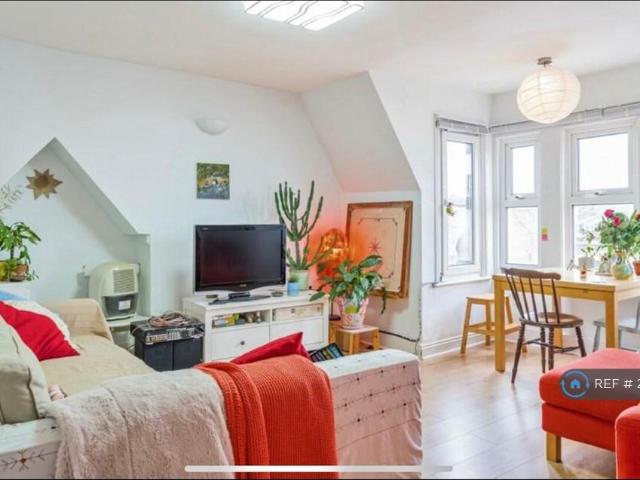Camberwell Road, London, SE5 2 bed flat to rent £2,300 pcm £531 pw