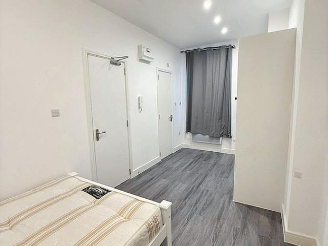 Camberwell Road, London SE5, Studio to rent, £1,450 pcm | PrimeLocation