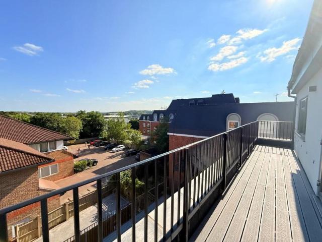 Camberley 3 bed apartment to rent £1,750 pcm £404 pw