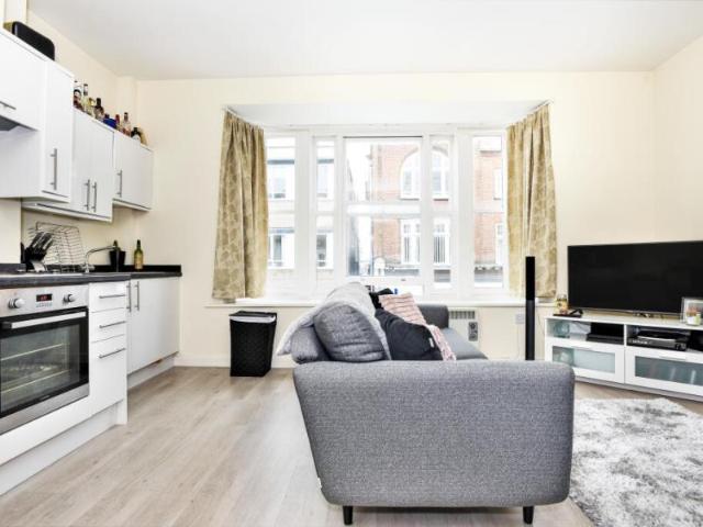 Camberley 1 bed apartment to rent £1,000 pcm £231 pw