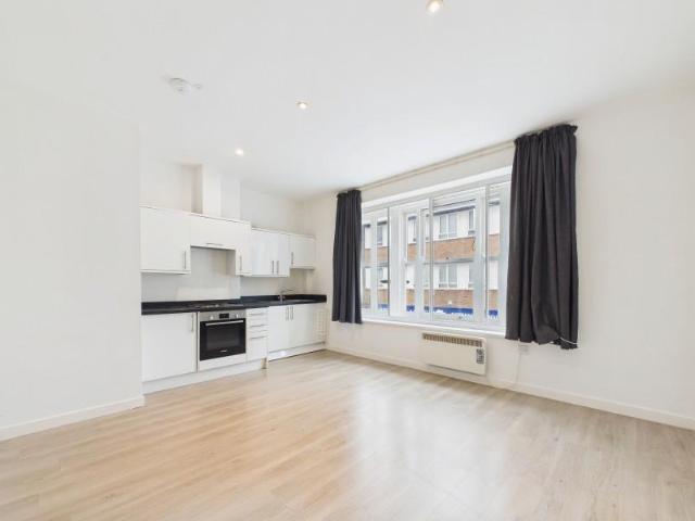 Camberley 1 bed apartment to rent £1,000 pcm £231 pw