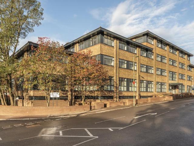 Camberley, Surrey, GU15 1 bed apartment to rent £1,025 pcm £237 pw