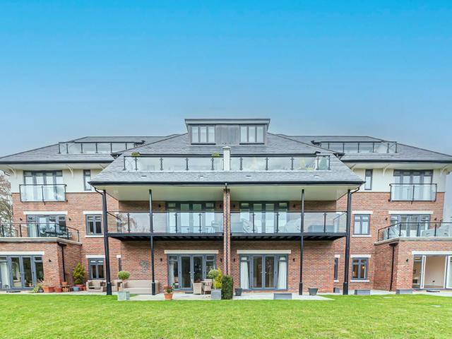 Camberley, Surrey 2 bed ground floor flat to rent £2,850 pcm £658 pw