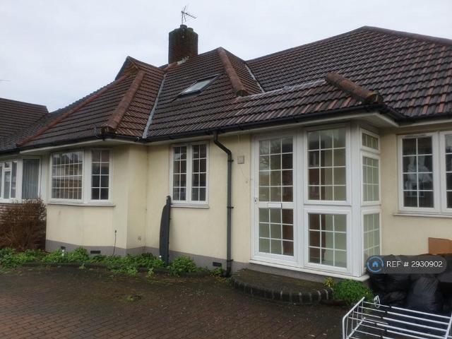 Camborne Way, Hounslow, TW5 4 bed bungalow to rent £2,950 pcm £681 pw