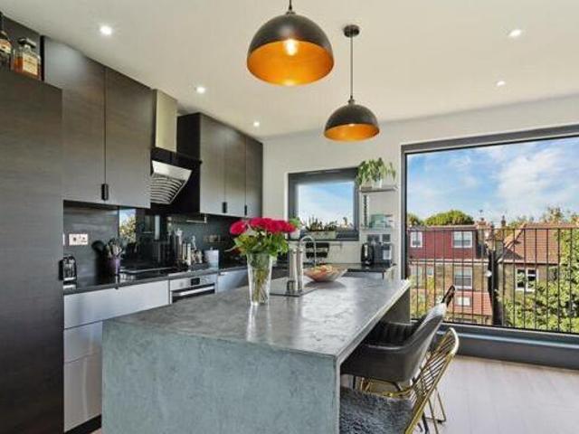 Camborne Avenue, Brentford, 3 Bedroom Flat
