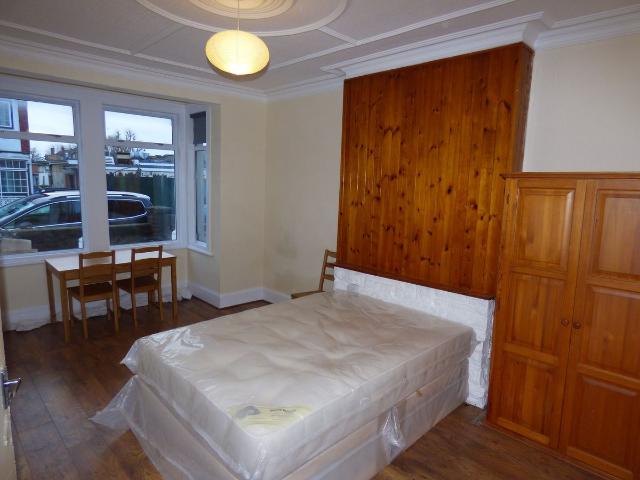 Camborne Avenue, West Ealing W13, Room to rent, £867 pcm | PrimeLocation