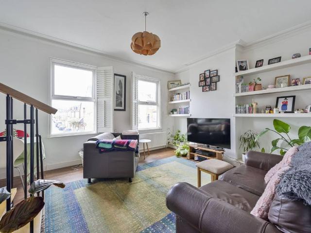 Camborne Mews, Southfields, London SW18, 2 bed flat to rent, £2,250 pcm | PrimeLocation