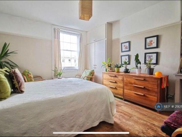 Cambray Place, Cheltenham, GL50 2 bed flat to rent £1,395 pcm £322 pw