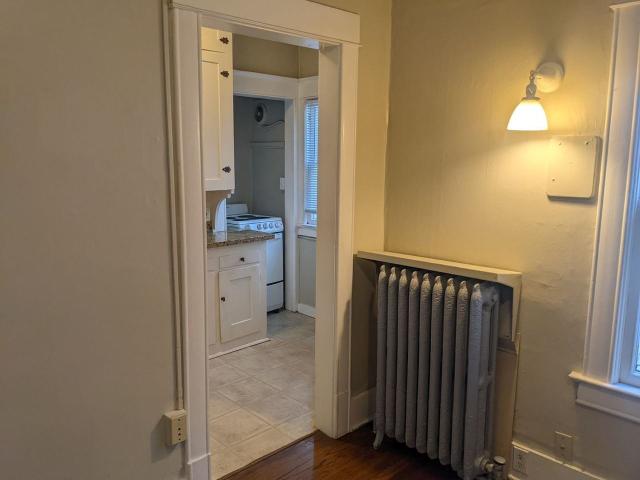 Cambridge Court Studio Apartment for Rent at 220 Belmont Ave E, Seattle, WA 98102 Broadway