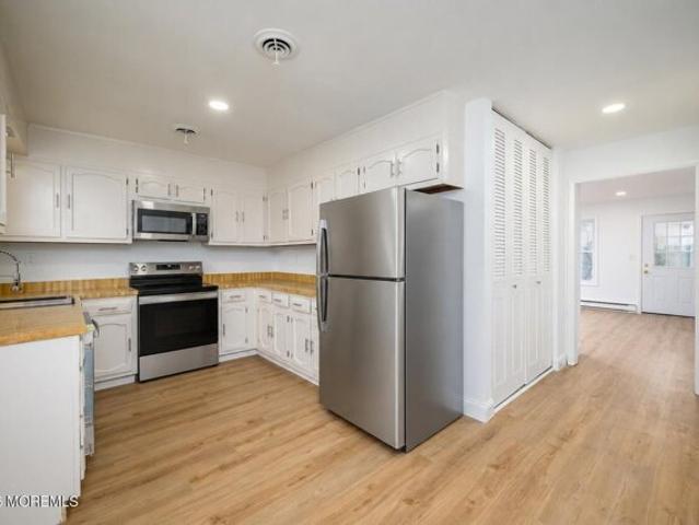 Cambridge Cir Unit B, Manchester, Condo For Sale