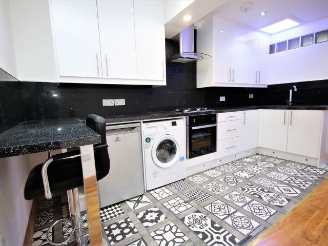 Cambridge Heath Road, Bethnal Green E2, 1 bed flat to rent, £1,600 pcm | PrimeLocation