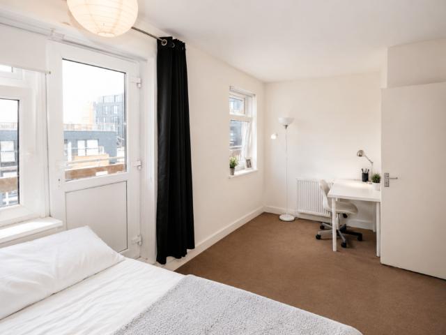 Cambridge Heath Road, E1 5QS 3 bed maisonette to rent £2,850 pcm £658 pw