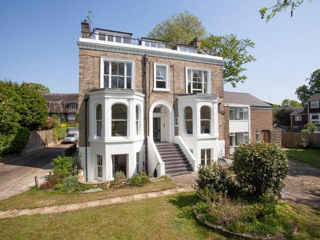 Cambridge Park, East Twickenham 2 bed penthouse to rent £2,550 pcm £588 pw