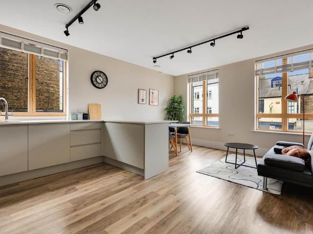 Cambridge Place, CB2 1 bed apartment to rent £1,900 pcm £438 pw