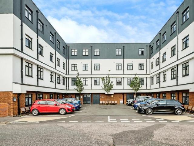 Cambridge Place, Aylesbury HP20, 2 bed flat to rent, £1,350 pcm | PrimeLocation