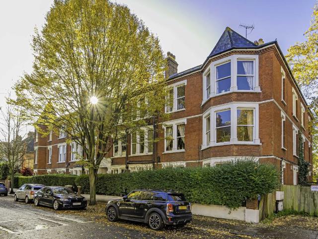 Cambridge Road, East Twickenham TW1, 3 bed flat to rent, £3,995 pcm | PrimeLocation