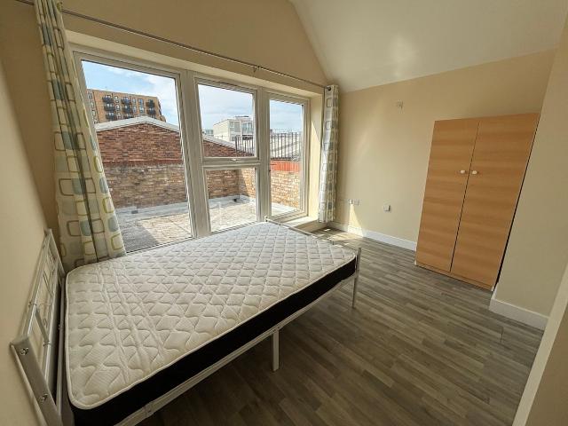 Cambridge Road, Hanwell W7, Room to rent, £875 pcm | PrimeLocation