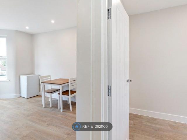 Cambridge Road, Hounslow TW4, Studio to rent, £1,150 pcm | PrimeLocation