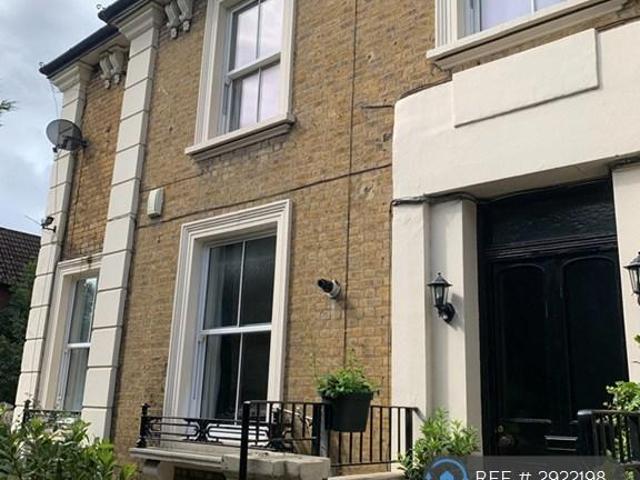 Cambridge Road, Kingston Upon Thames. 2 bed flat to rent £2,100 pcm £485 pw