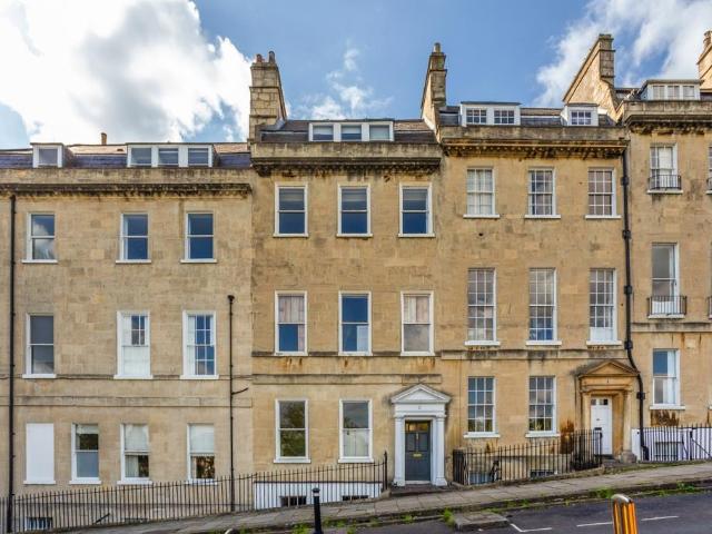 Camden Crescent Bath BA1 2 bed apartment to rent £1,750 pcm £404 pw