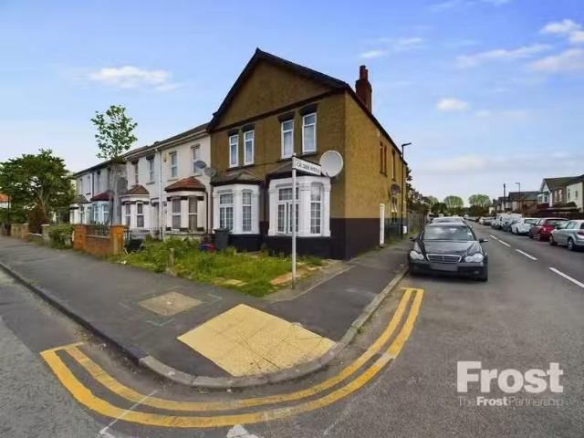 Camden Avenue, Feltham, TW13 1 bed maisonette for sale £215.