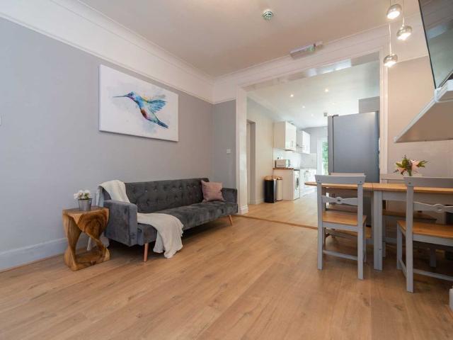 Camden Gardens, Sutton
