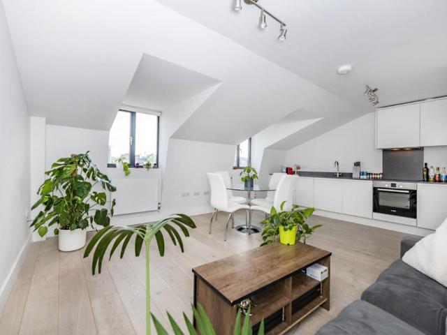 Camden High Street, Camden, NW1 2 bed apartment to rent £2,600 pcm £600 pw