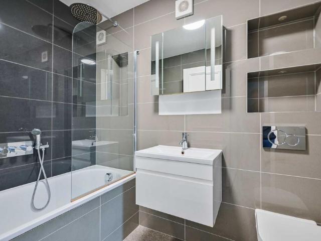 Camden High Street, Camden, London, NW1 2 bed flat to rent £2,500 pcm £577 pw