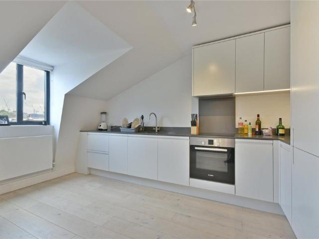 Camden High Street, Camden Town. 2 bed flat to rent £2,600 pcm £600 pw